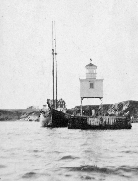 Amherst Wharf Lighthouse, Quebec Canada at Lighthousefriends.com