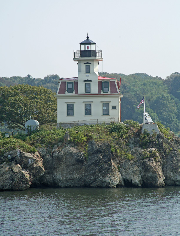 Pomham Rocks Lighthouse, Rhode Island at Lighthousefriends.com