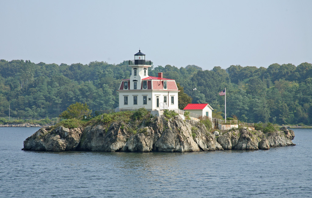Pomham Rocks Lighthouse, Rhode Island at Lighthousefriends.com